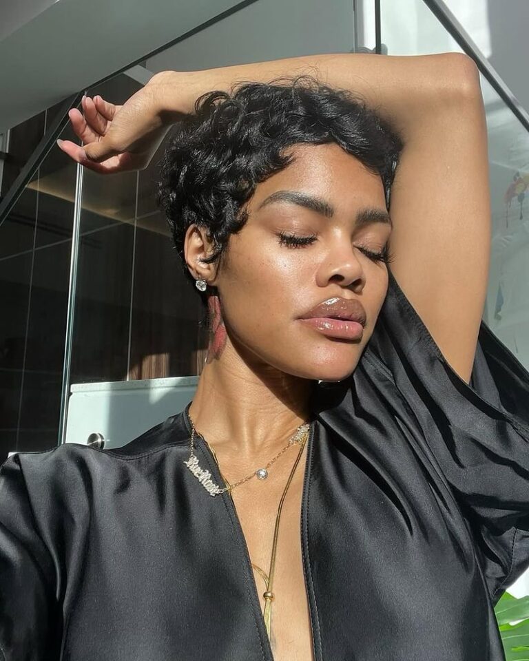 14 Stylish Medium-Short Haircuts Women Are Loving in 2025 – Ultimate ...